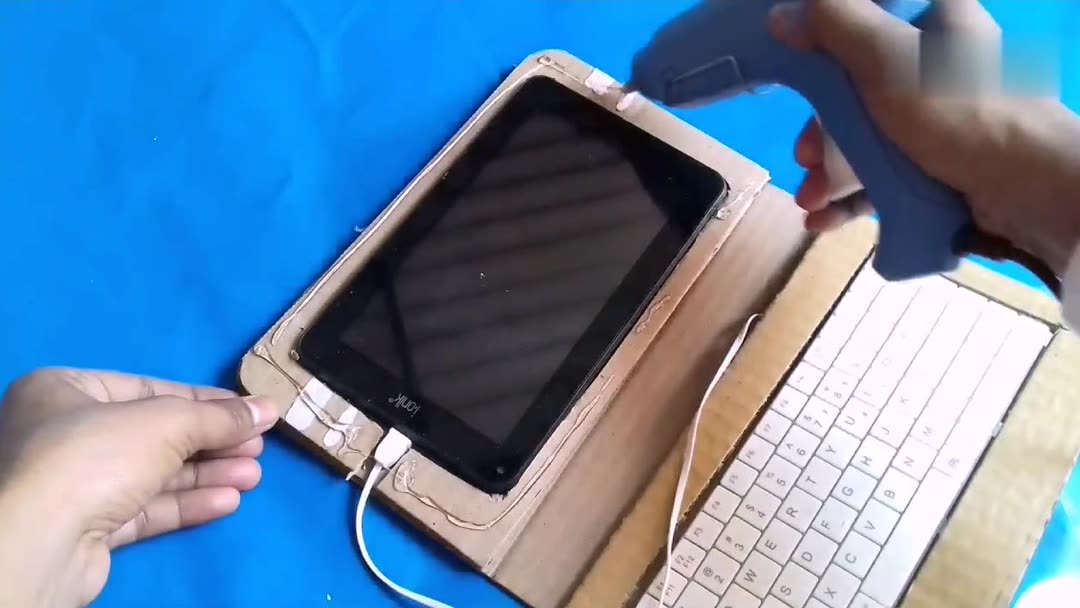 国外牛人将手机变成笔记本电脑,看看他是怎么做的,长见识了!