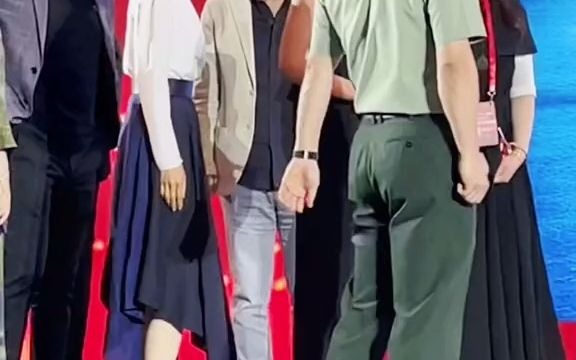 791_43岁#袁泉简直是优雅本身,一瞥一笑温柔至极!#电影中国医生#...