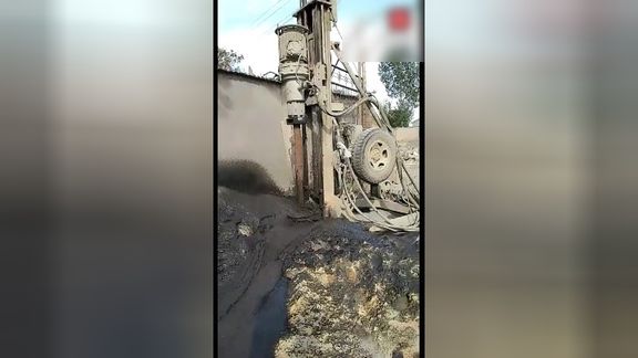 打井的打的流出了这个 是石油吗 是的话就发财了