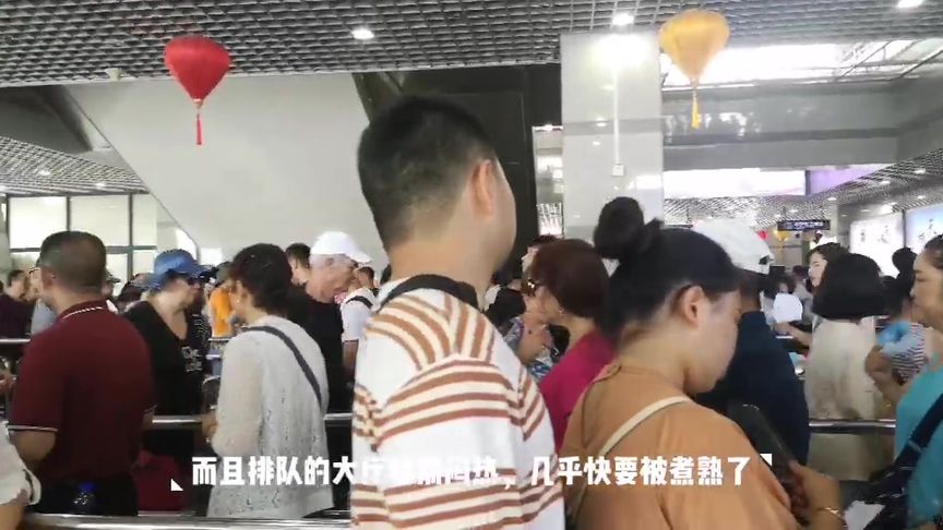 张家界的天门山景区,有着世界第一的高山索道,但索道排队太悲催