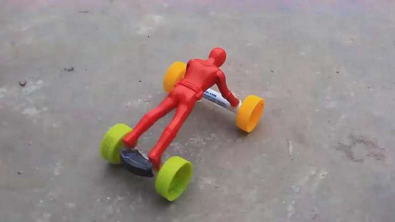 利用瓶盖子,制作这样的磁力推推车,可以让小朋友乐玩一整天