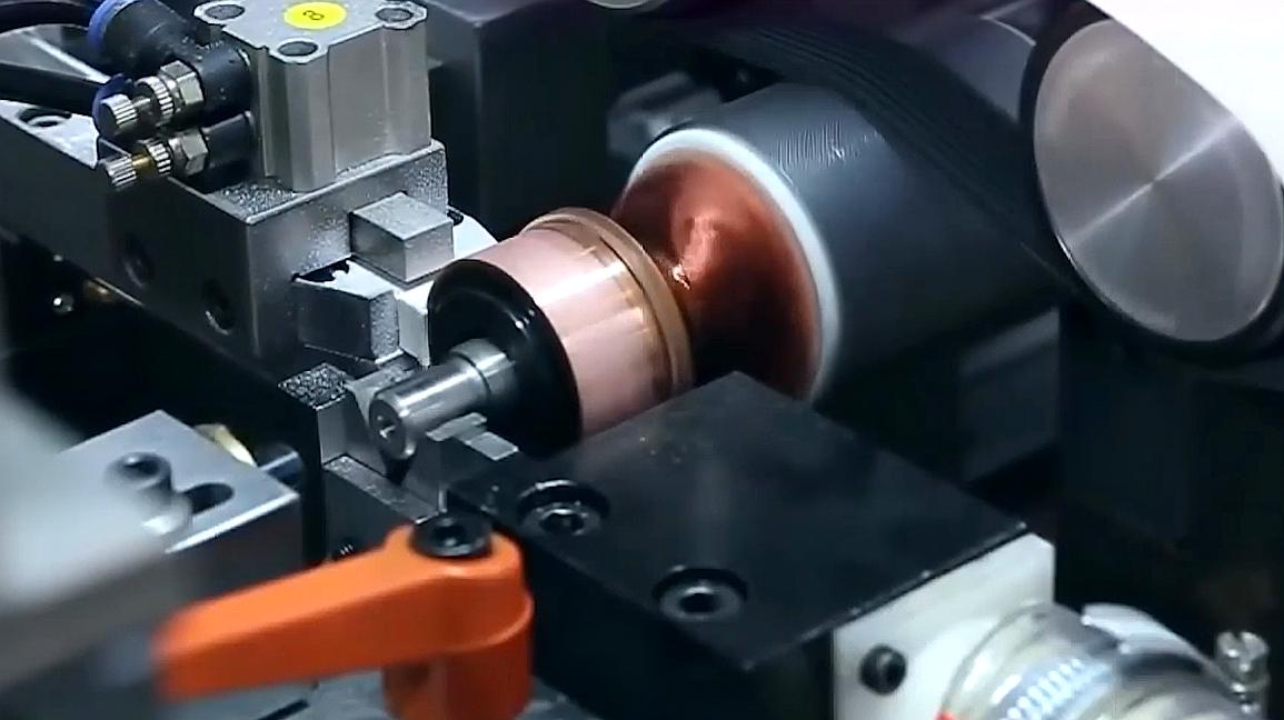 你知道电机绕线是怎么绕的吗?这先进的机械,还是第一次见!