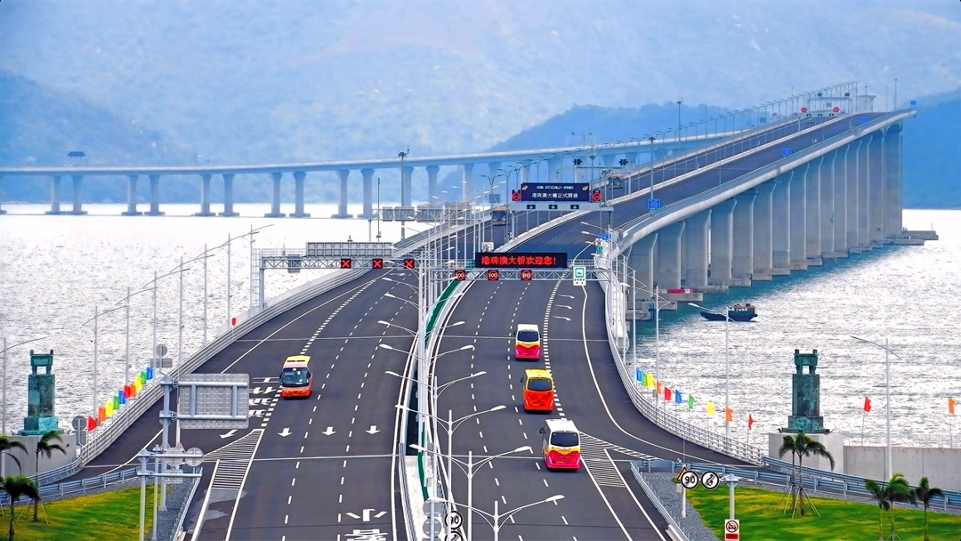 为什么港珠澳大桥不是直的,而是弯的呢?原因主要有这三点
