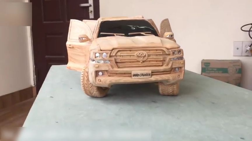 小伙太牛了,利用木头制作了一台丰田汽车模型