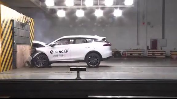 比亚迪唐DM碰撞测试,首款获得5星评级新能源车,谁再说国产不行