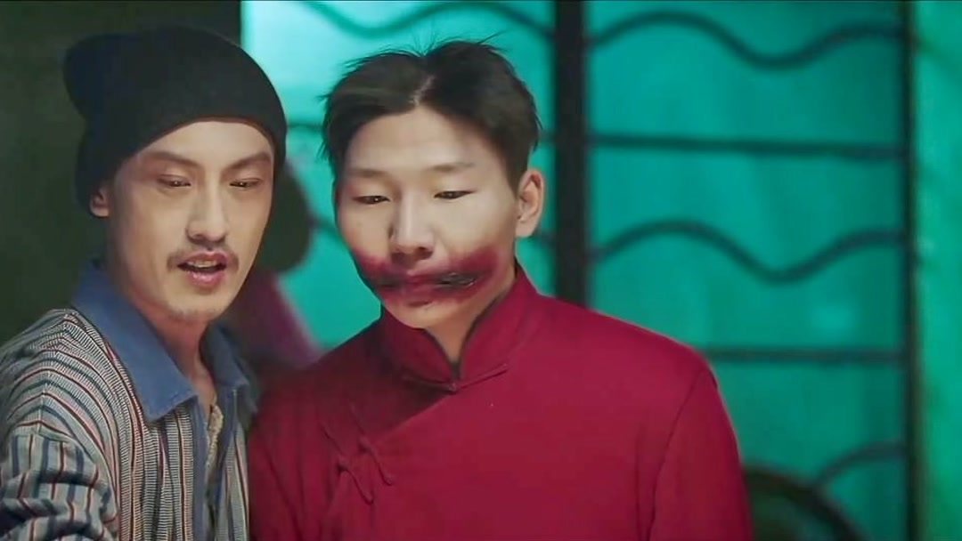 两男子吓唬住户搬家,这样子才能让老板挣钱啊