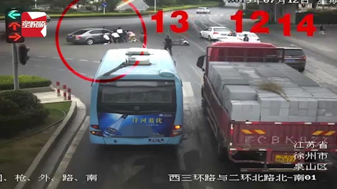 暖心28秒:徐州女孩被卷入车底,14名市民奔跑抬车救人