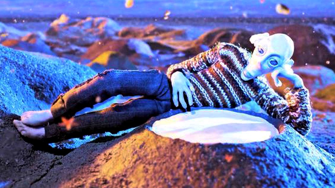 一部脑洞的黏土动画,月球上盛产一种牛奶,喝一口就会上瘾