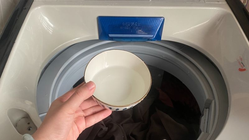 每次洗衣服前,洗衣机倒一碗,不管多脏的衣服,洗完都像新的一样