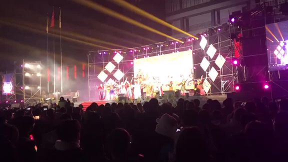 儿子学校元旦晚会,这是他们班的节目表演,好棒ߑ�ߑ