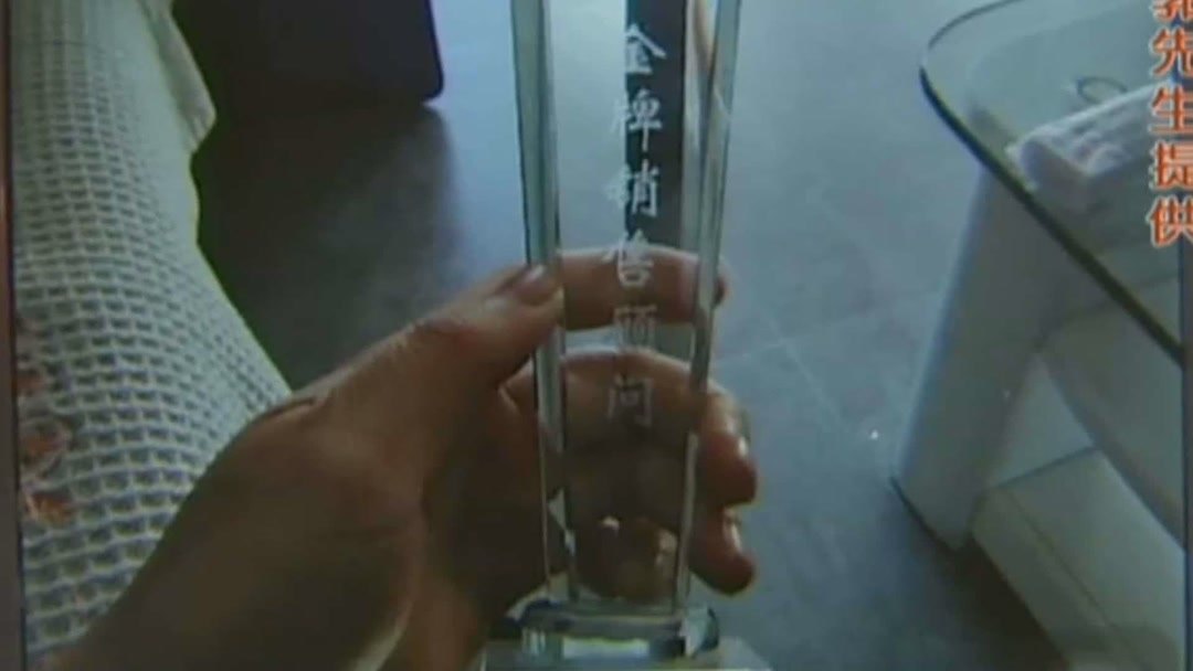 员工辞职,单位回应要离职先交钱,公司老总:他私自拿回扣