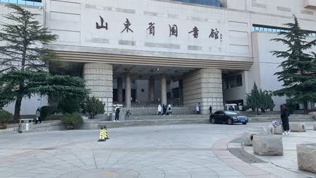 考研倒计时,山东省图书馆前备考市民"花式"排队占座:有人早晨6点就来了