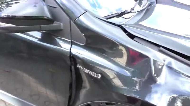 看看钣金大师是如何修复一台前保险杠撞坏的丰田RAV4的
