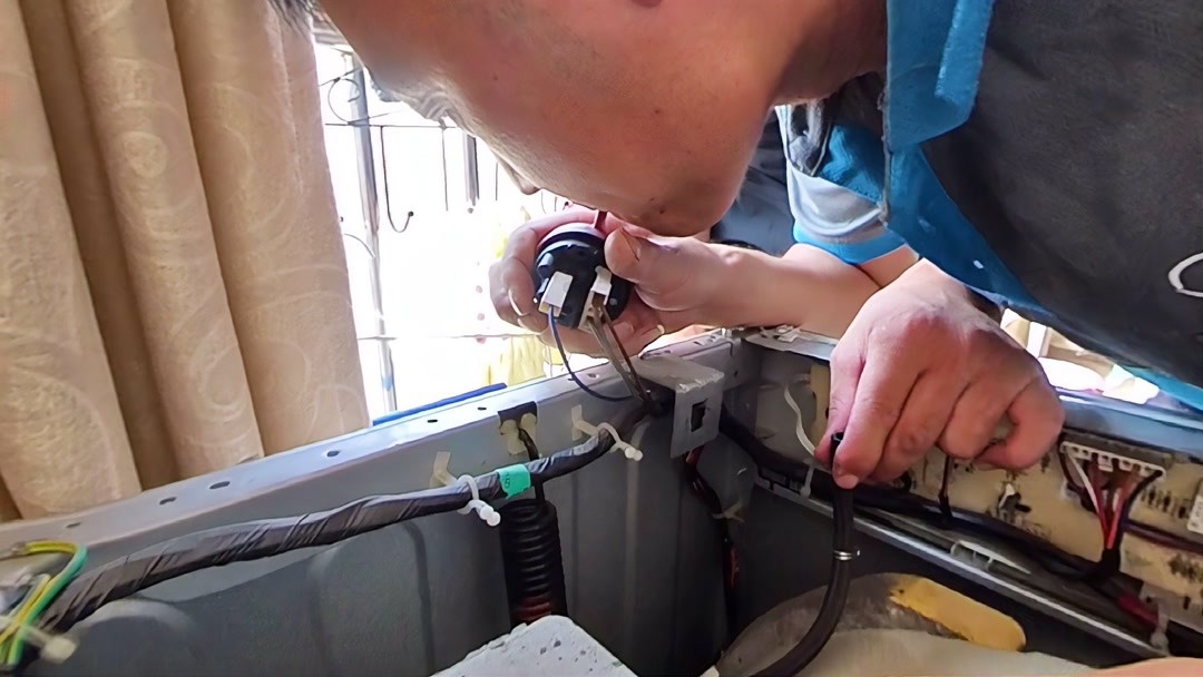 滚筒洗衣机出现E10,用嘴吹一吹,完美解决