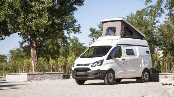 福特这款房车仅售25万,功能多样五脏俱全,内含50L的大冰箱