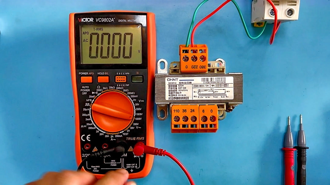 电工知识:变压器输入端,输出端辨别和测量方法,实物测量讲解