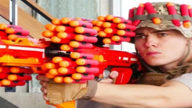 小哥在家玩真人版CS!拿起玩具枪就开战,你追我躲,真刺激