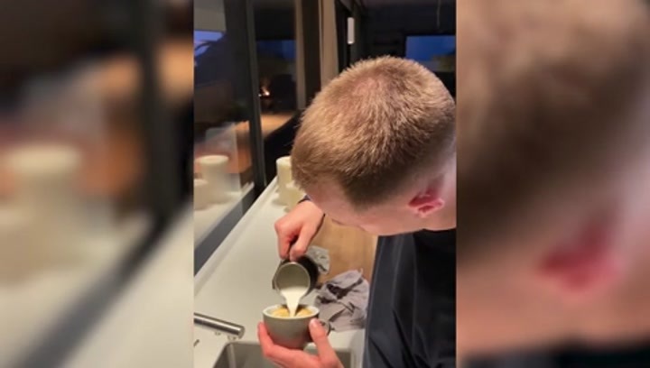 厉害!居家好男人特狮上线 首次学做咖啡拉花成功