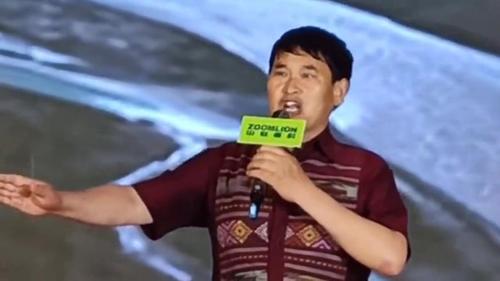 大衣哥现场表演歌曲,在舞台上的嗓音震撼粉丝,朴实的明星让人敬佩!