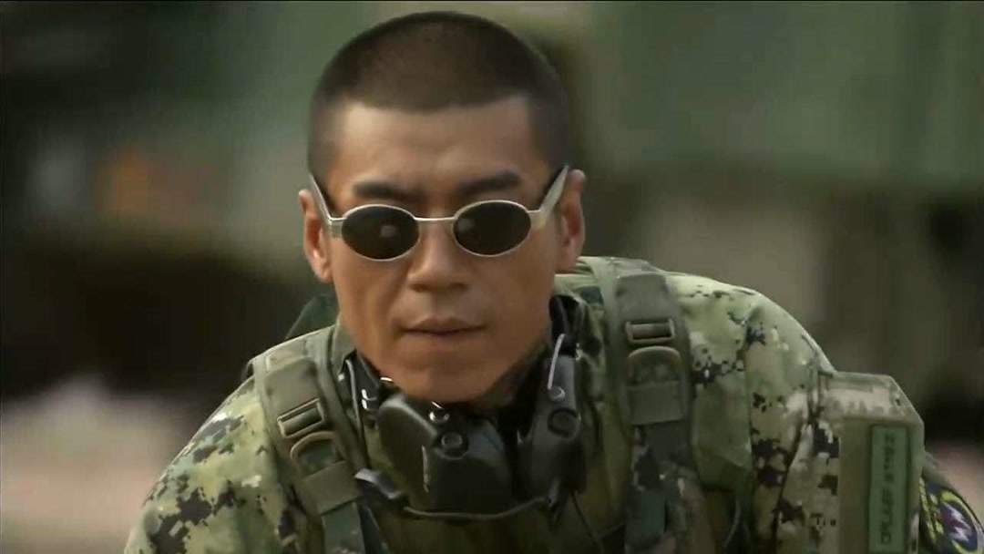 男子命令手下整新来的女兵,领导看不惯这样的训练方式,要去阻拦