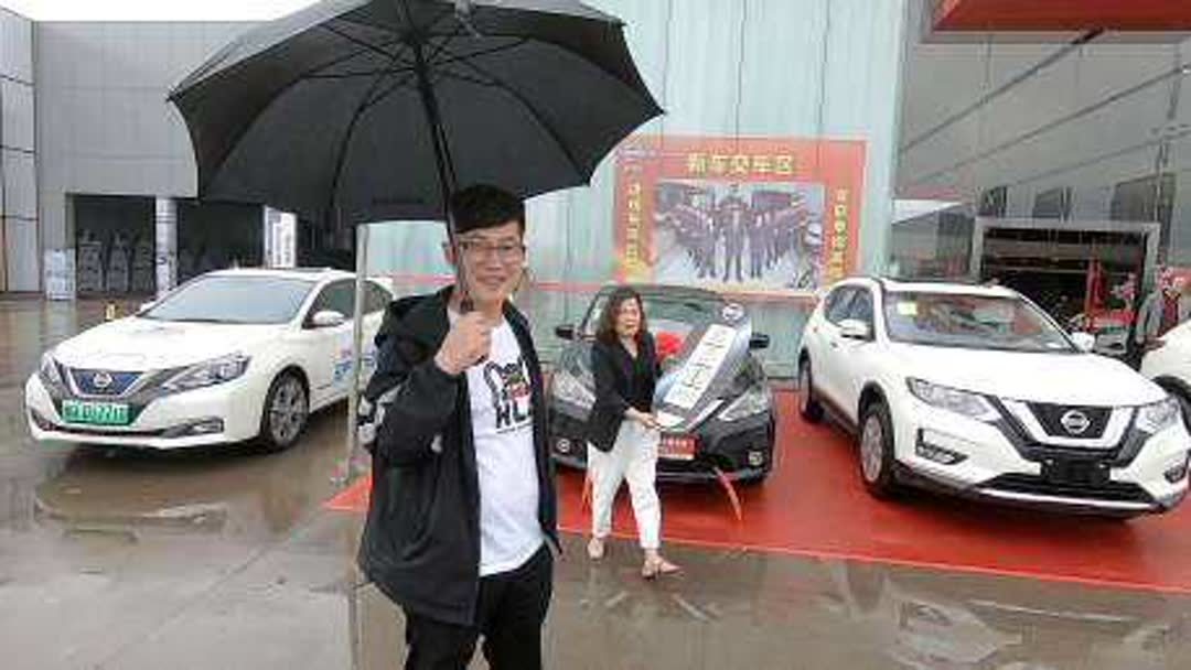 农村夫妻决定买车,带11万现金去砍价,一番讨价还价成功提车