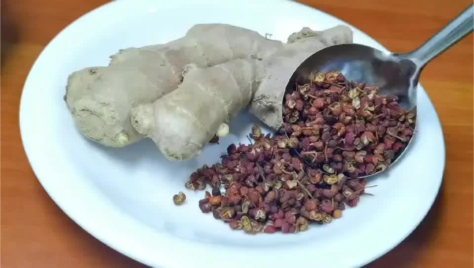 生姜和花椒放一起,作用真厉害,连续坚持15天,小蛮腰出来了