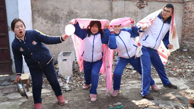 班里举行"狮王争霸赛",同学们比赛舞狮抢气球,太有趣了