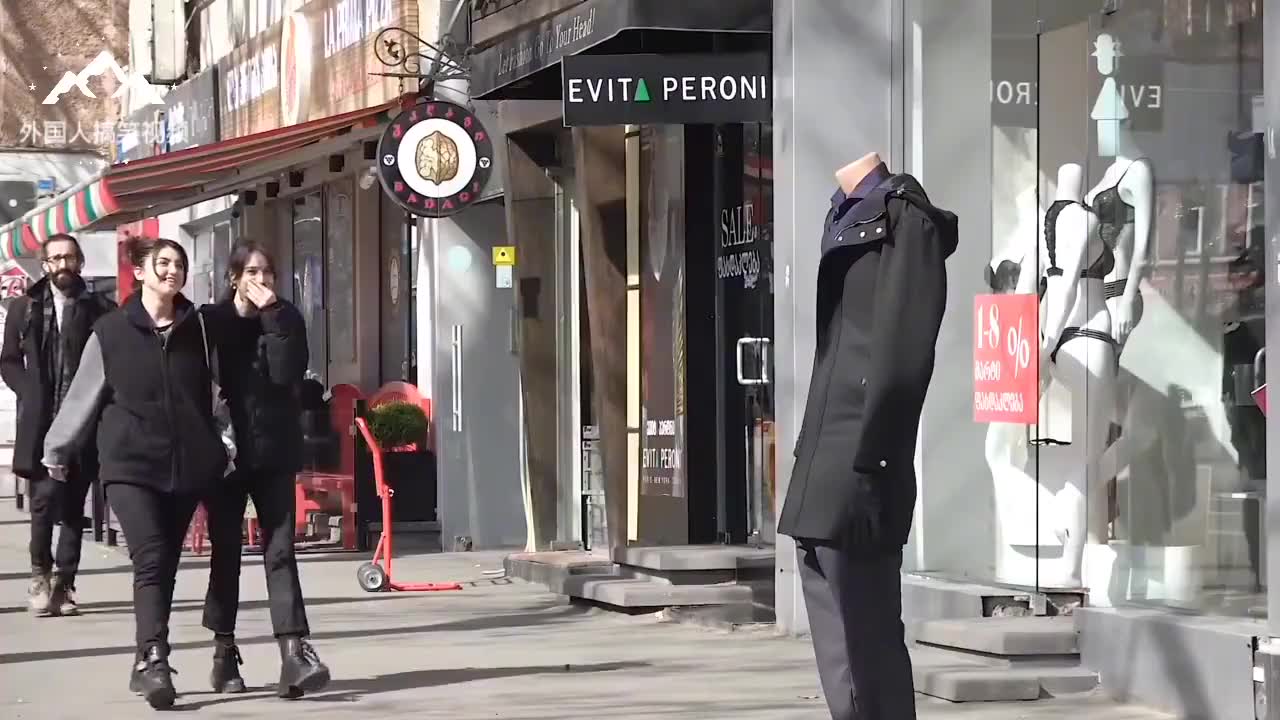 人吓人吓死人!扮成无头假人模特站在路边,路人着实吓得不轻。