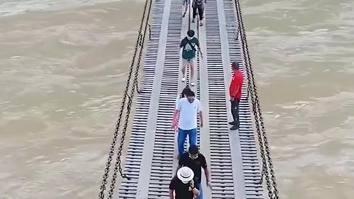 泸定桥横跨大渡河,由13根锁链组成,至今已有300多年历史!