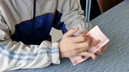 五指点钞法速度真的快,我一个月的工资,小哥哥几秒钟就点完了!