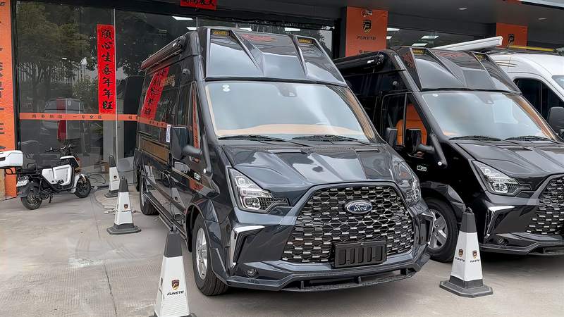福特B型房车,环形沙发加满顶吊床、后置厨卫区,兼顾商旅两用