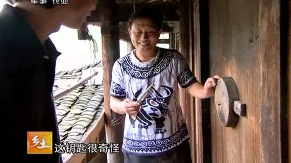 农村人的木制门锁,看着简单不懂的人打不开 信不信