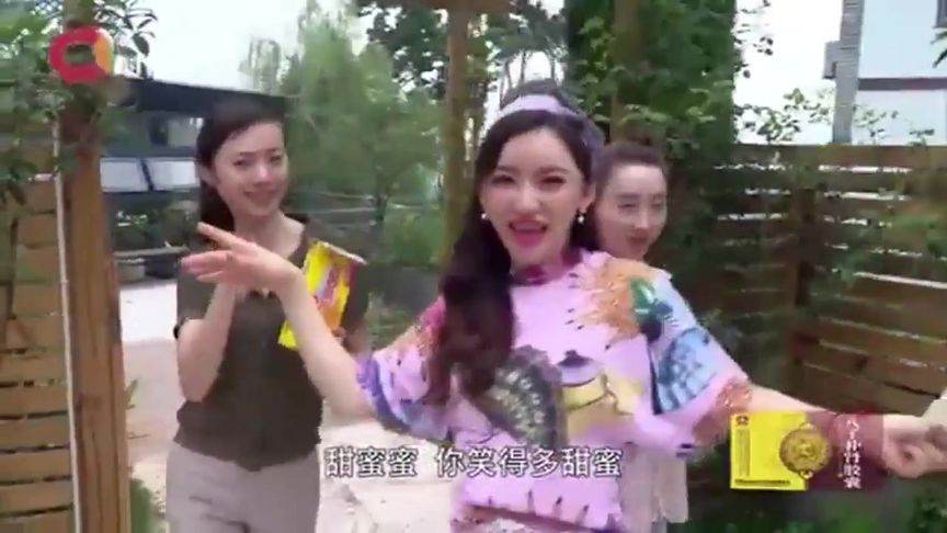 这位海外华侨的撩妹技术太牛了,把女子迷得跳起了舞