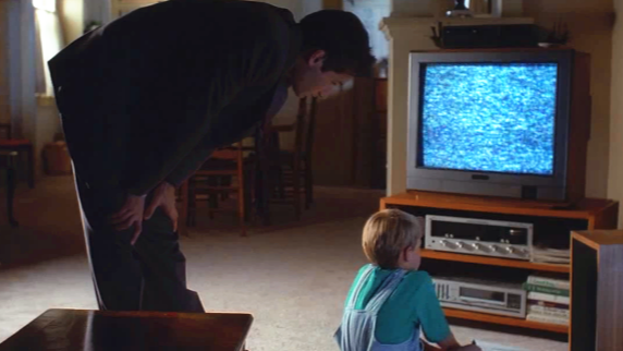 男孩盯着没信号电视,写下一串数字,竟是卫星传送的机密信息