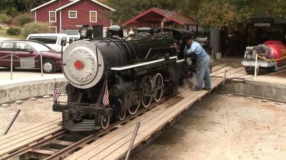 这其实是个蒸汽火车模型,却能想真正的火车一样使用
