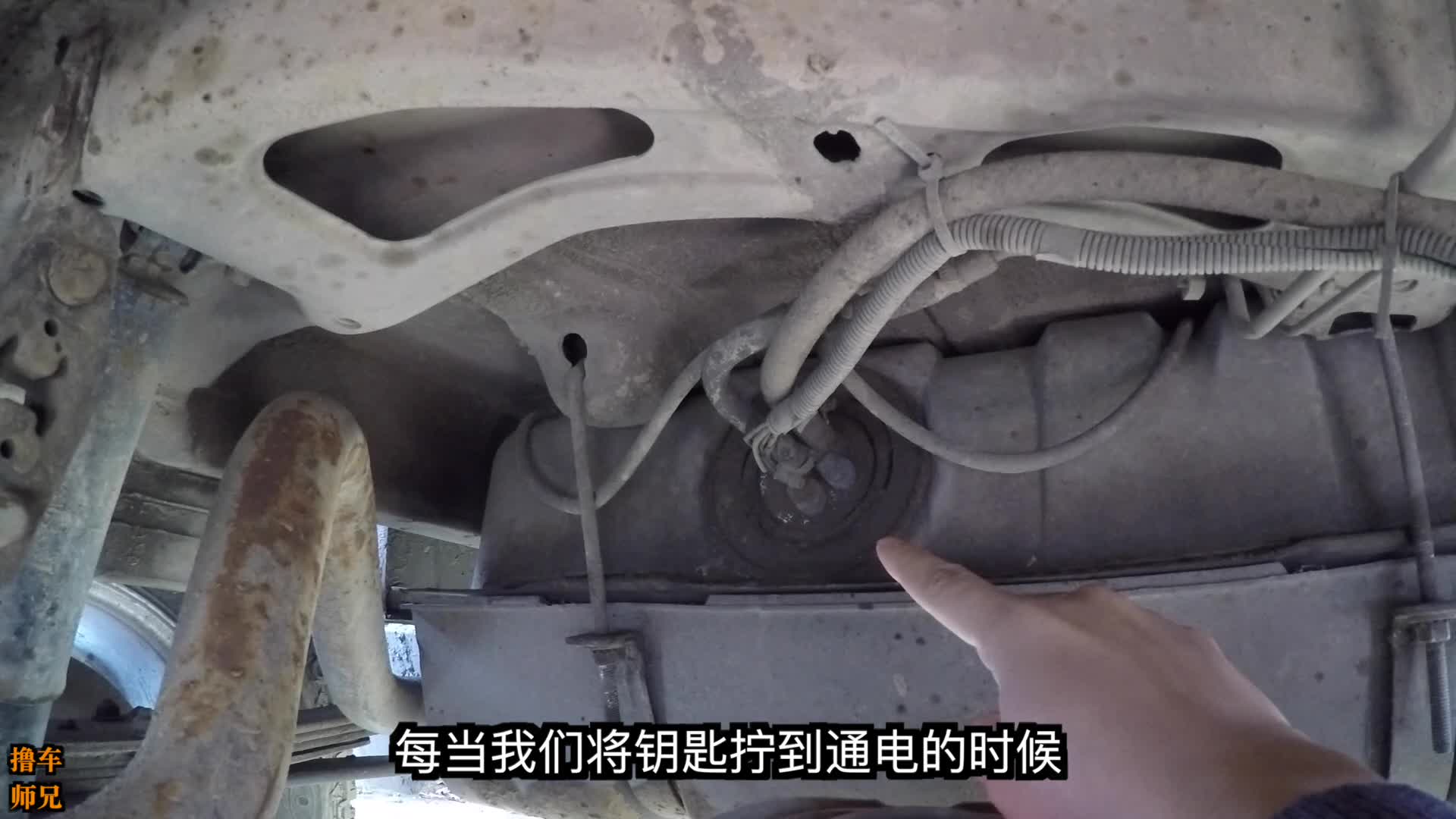 汽车在野外突然启动不了怎么办?教你两招如何自救