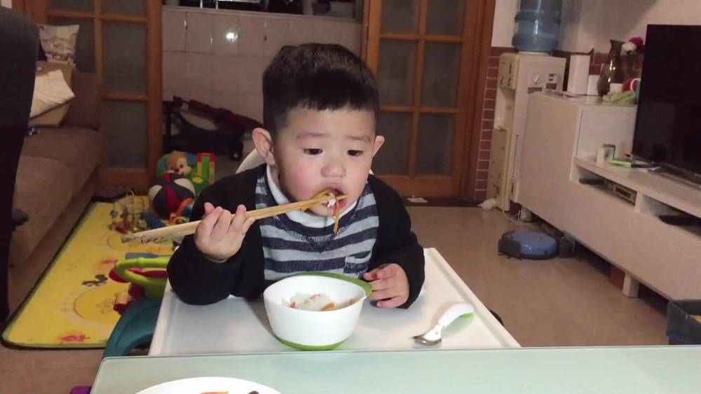 宝宝不会用筷子?妈妈可以尝试这么做,帮助宝宝快速学习使用筷子