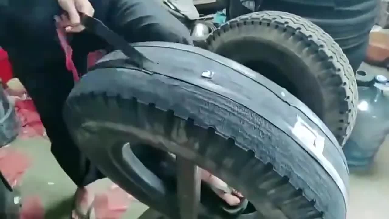 翻新卡车轮胎实拍,成堆的旧轮胎就是这样翻新出来的,长见识了