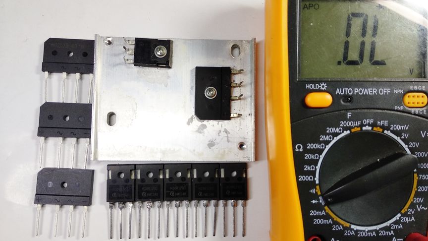 演示:用数字表和指针表,分别测量电磁炉IGBT功率管!