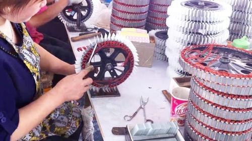 实拍电动车电机工厂,人肉绕线机效用真不差,个个都是快手