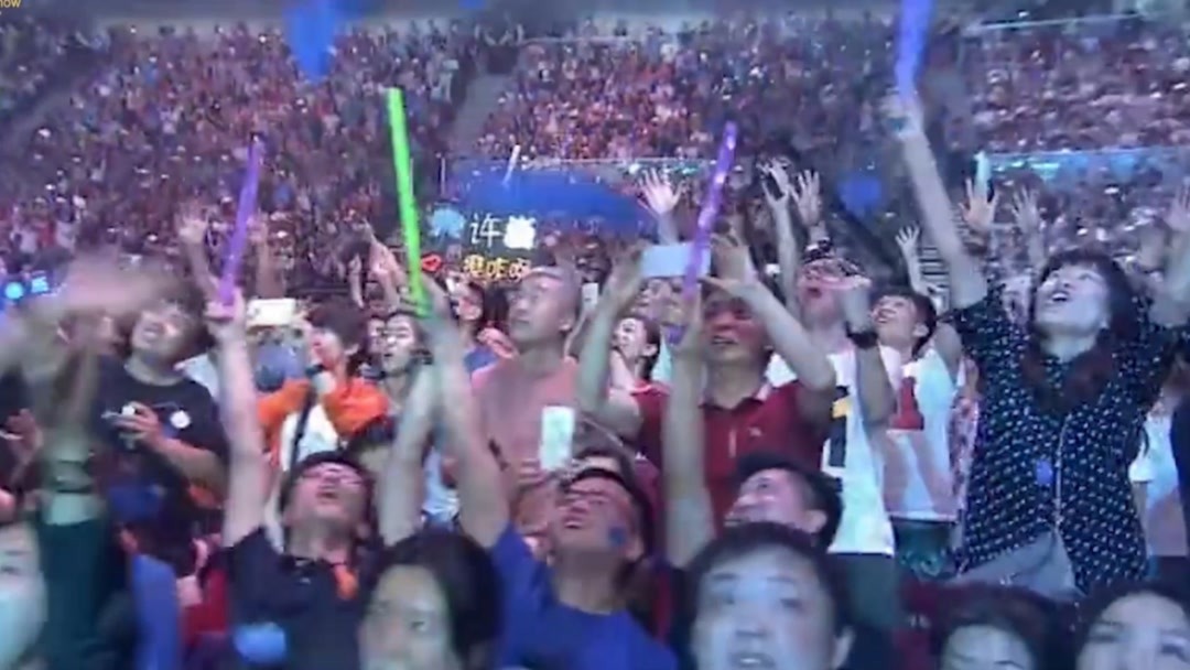 许巍最燃的演唱会现场,感受全场蓝莲花飞舞而下,太震撼了!