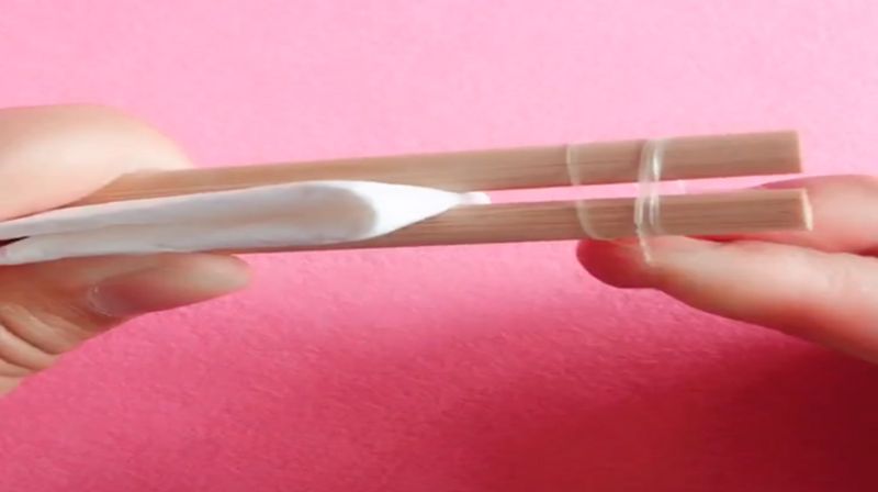 孩子不懂如何使用筷子,妈妈的这招真是绝了!