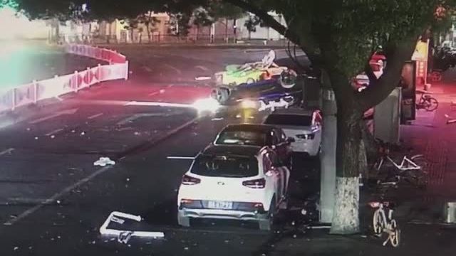 今日凌晨南昌街头一宝马撞上出租车 造成出租车司机和乘客遇难