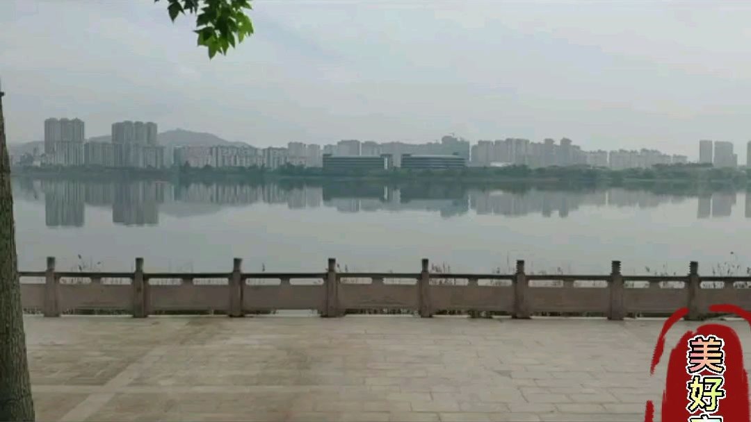分享一首大火歌曲#海底,原唱:一支榴莲,翻唱:#凤凰传奇。