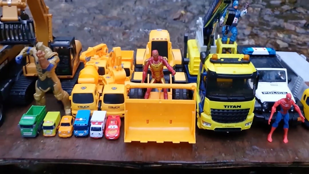 汽车世界之工程车救援队 第13集 超级英雄救援队1 灭霸欺负汽车