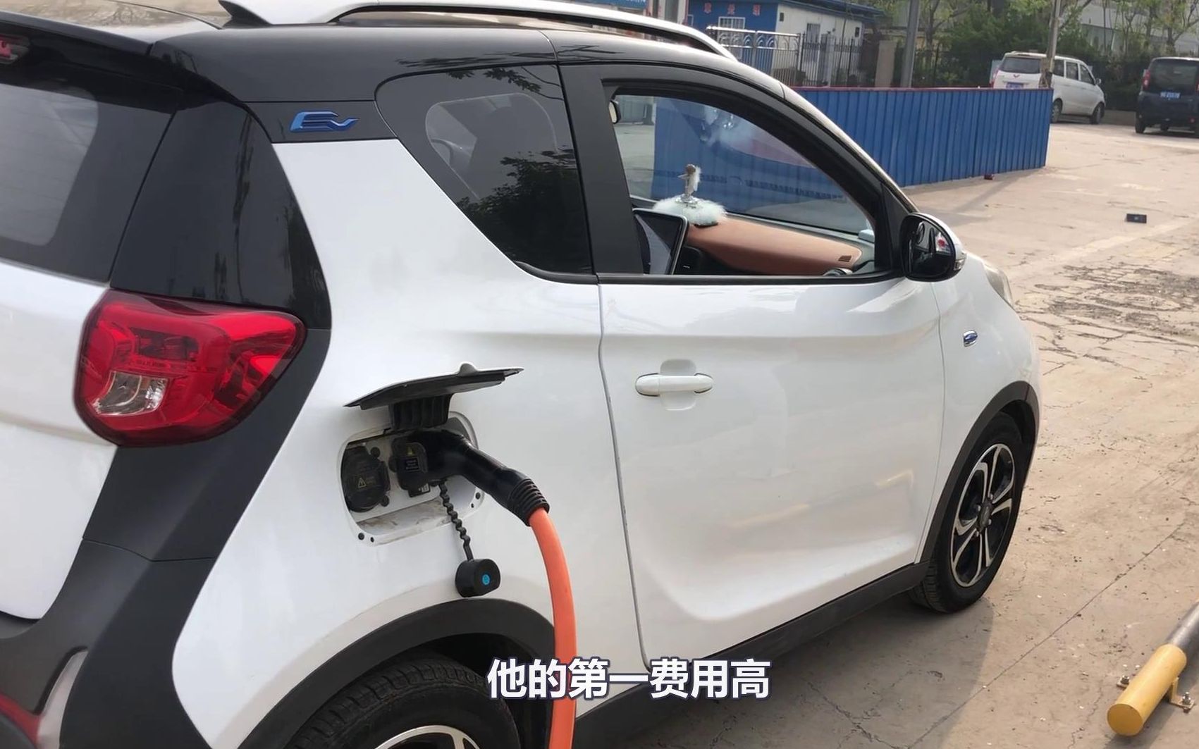 农村小伙7万块钱买的电动汽车,两年下来还值2万,这是什么原因呢