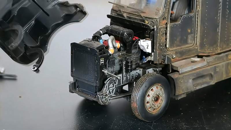 美国擎天柱卡车限量版老模型污浊不堪,翻新后给辆新车都不换!