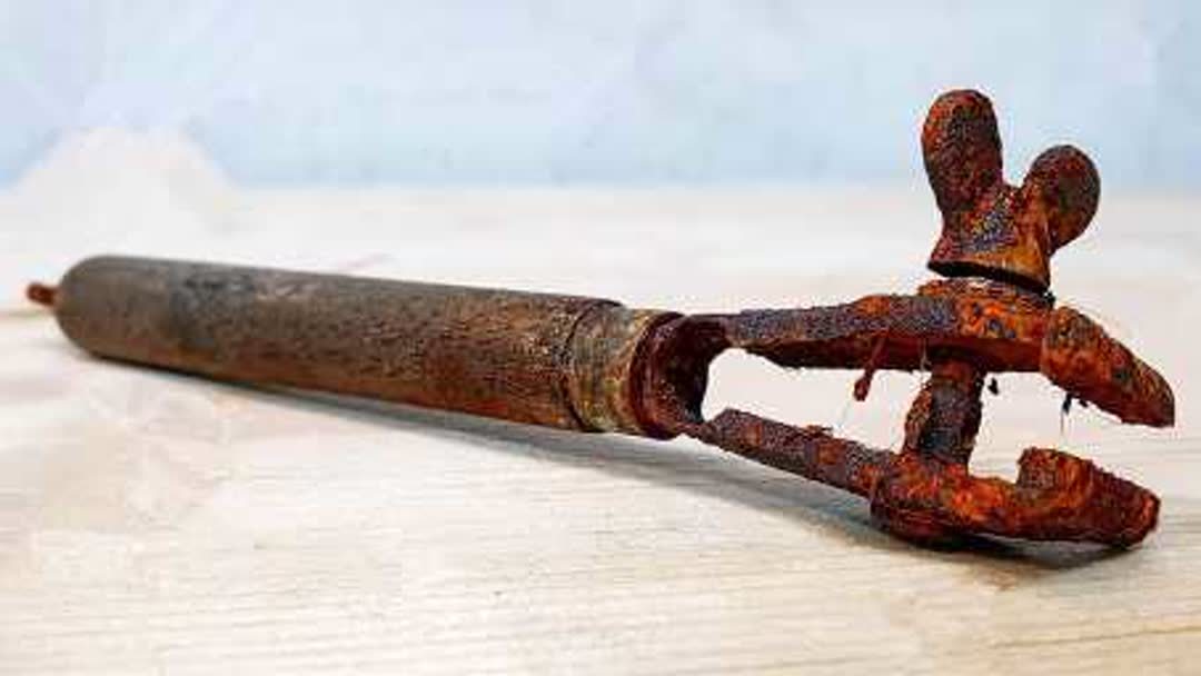 一把没人要的古董钟表钳,他拿过来就翻新,成品都有点舍不得用了