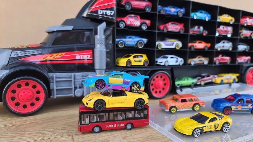 用大卡车运输彩色汽车模型玩具