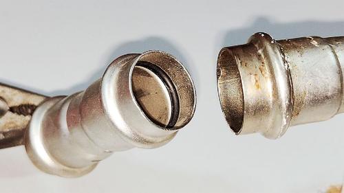 才知道,原来水管热熔机还能用来接不锈钢管,这技术水电工都知道